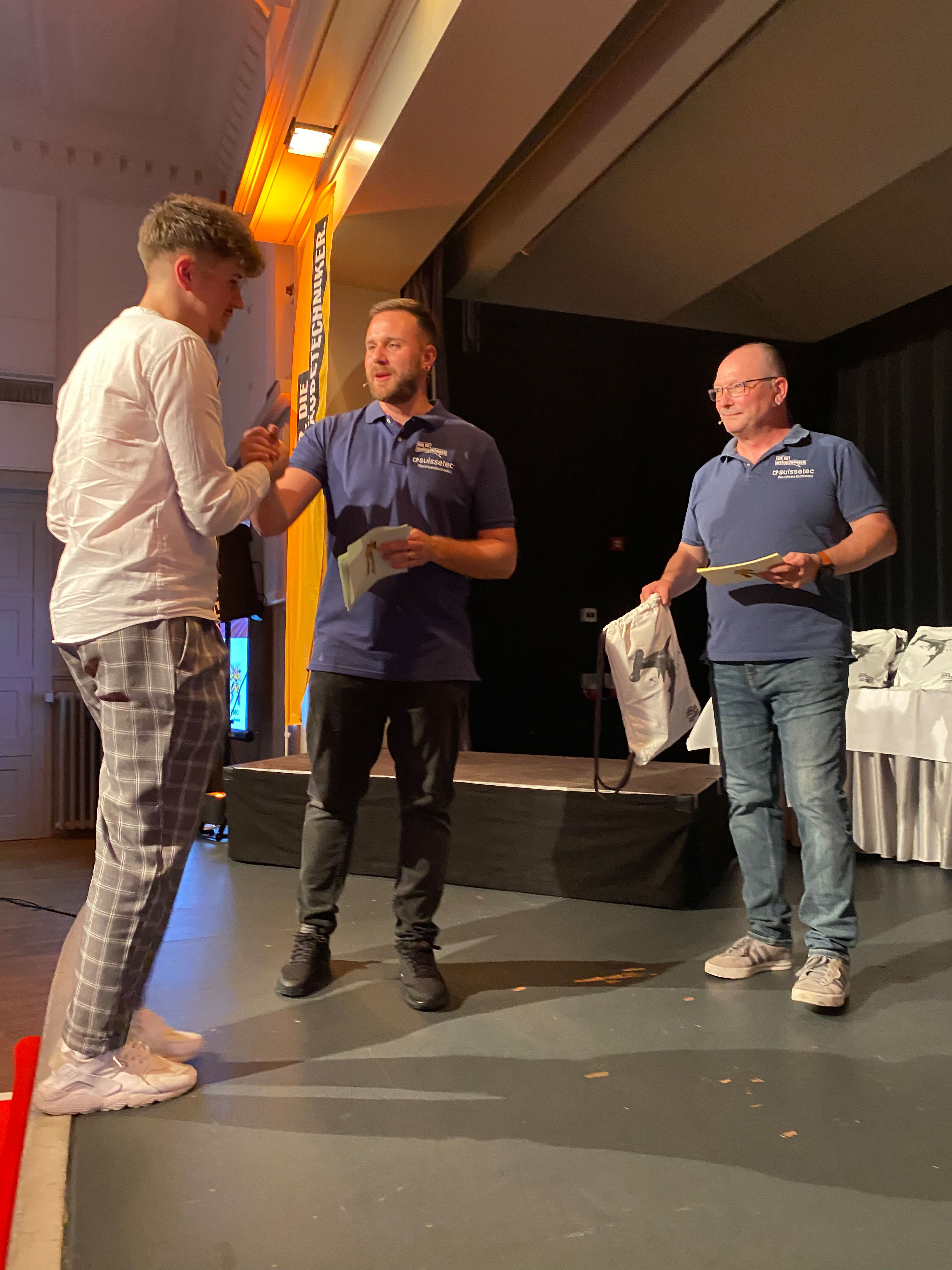 Herzliche Gratulation den frisch gebackenen Gebäudetechnikern und Gebäudetechnikerinnen ...